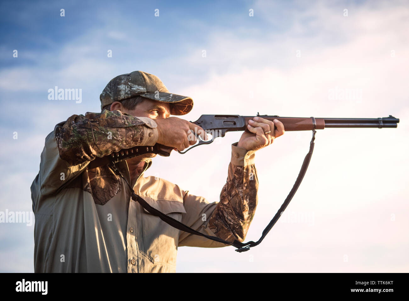Hunter aiming rifle hi-res stock photography and images - Alamy