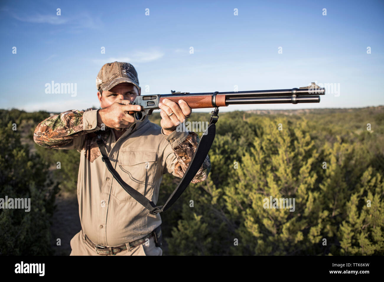 Aiming hunter hunting hi-res stock photography and images - Alamy