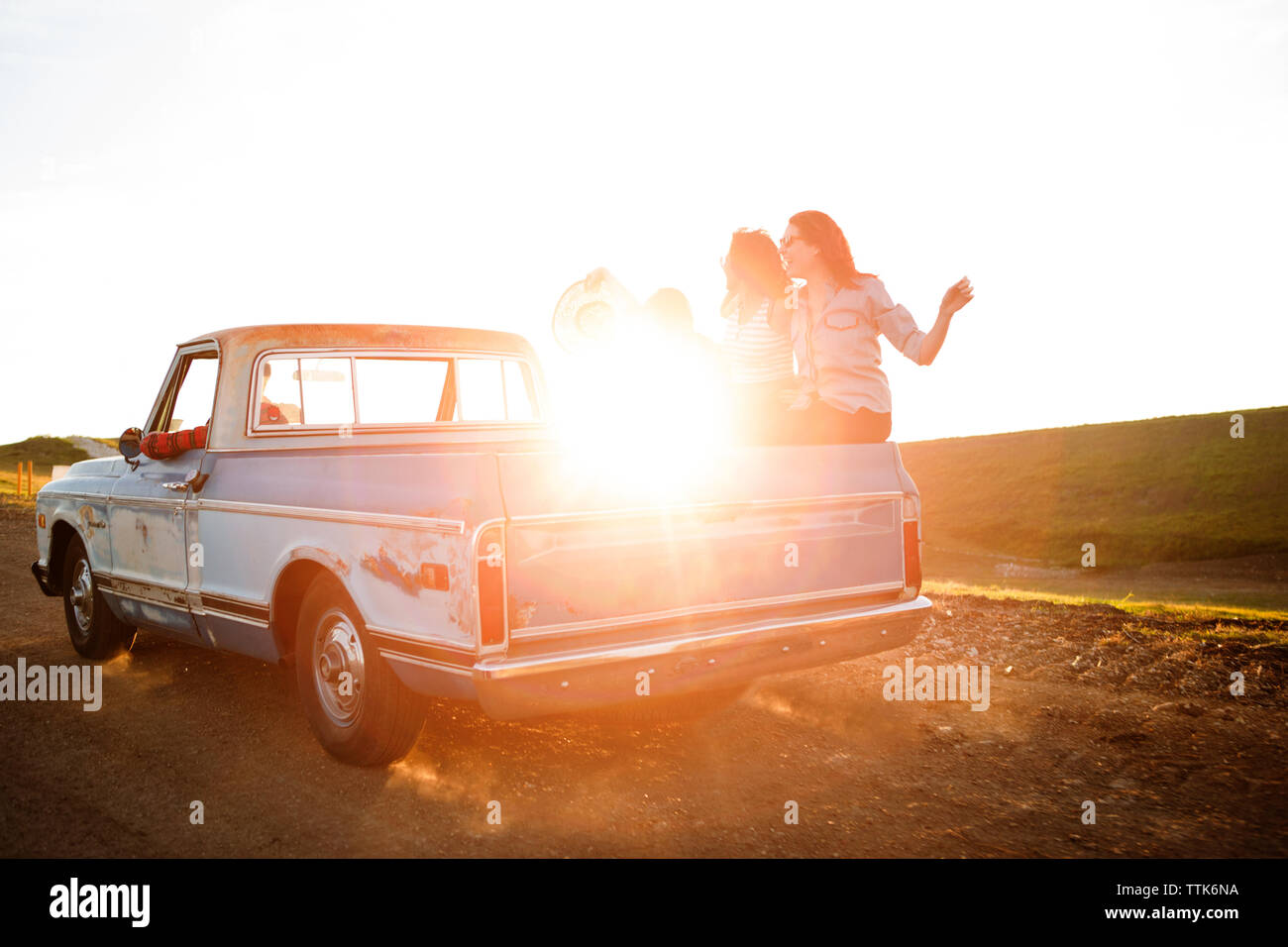 People travelling in truck hi-res stock photography and images - Alamy