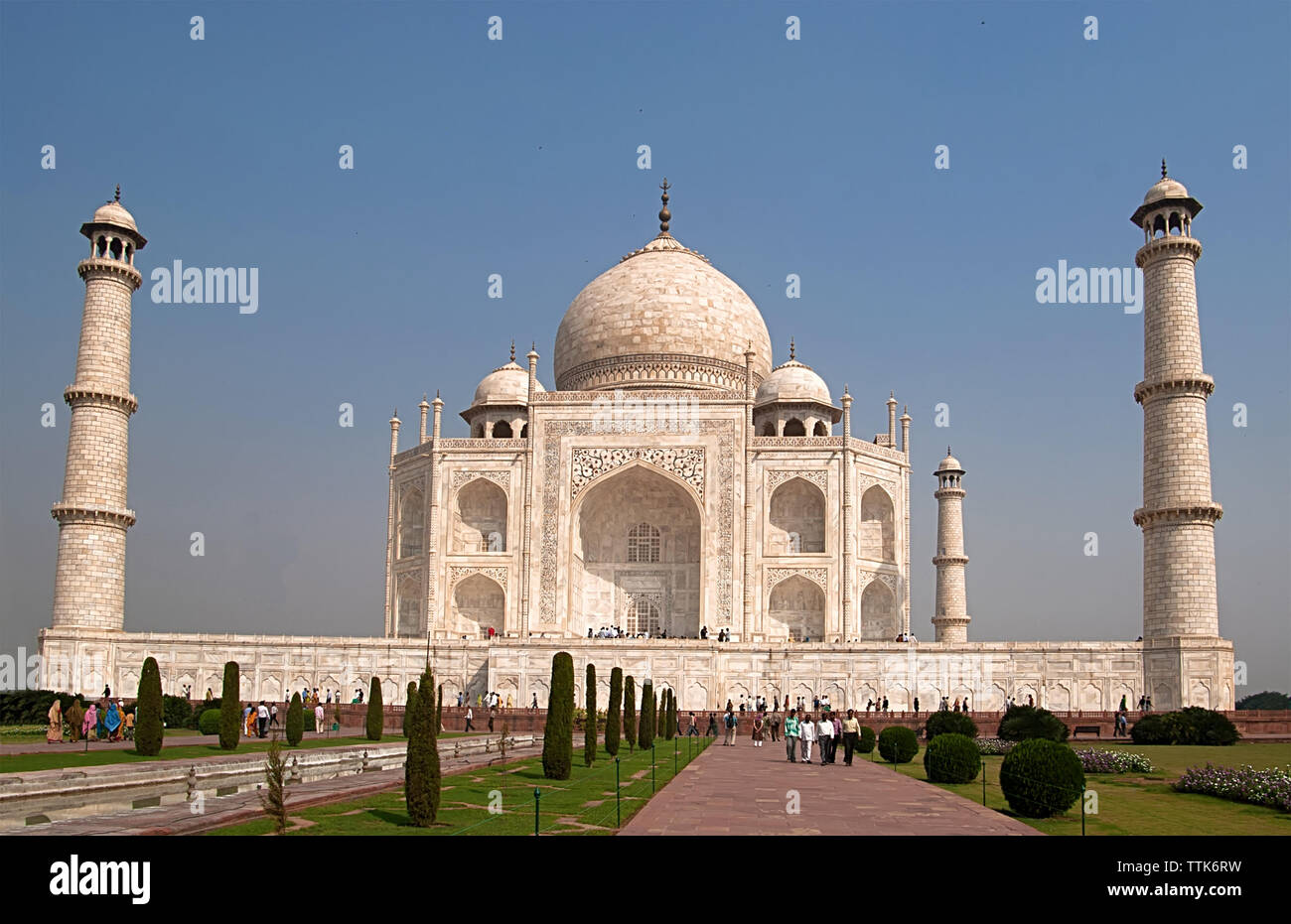 AGRA, INDIA - OCTOBER 18, 2008: The Taj Mahal is an ivory-white marble ...