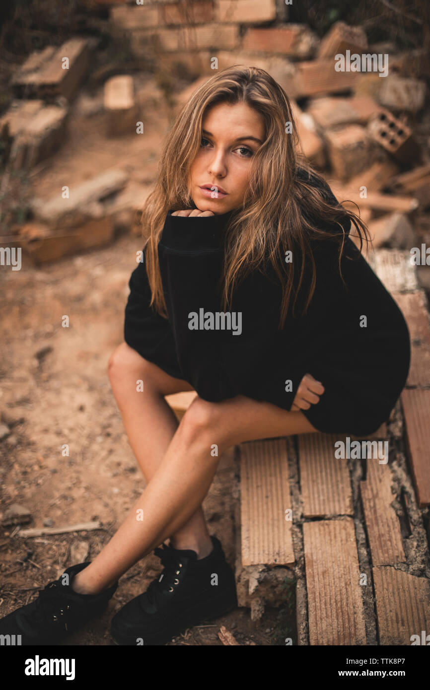 Broken bricks hi-res stock photography and images - Alamy