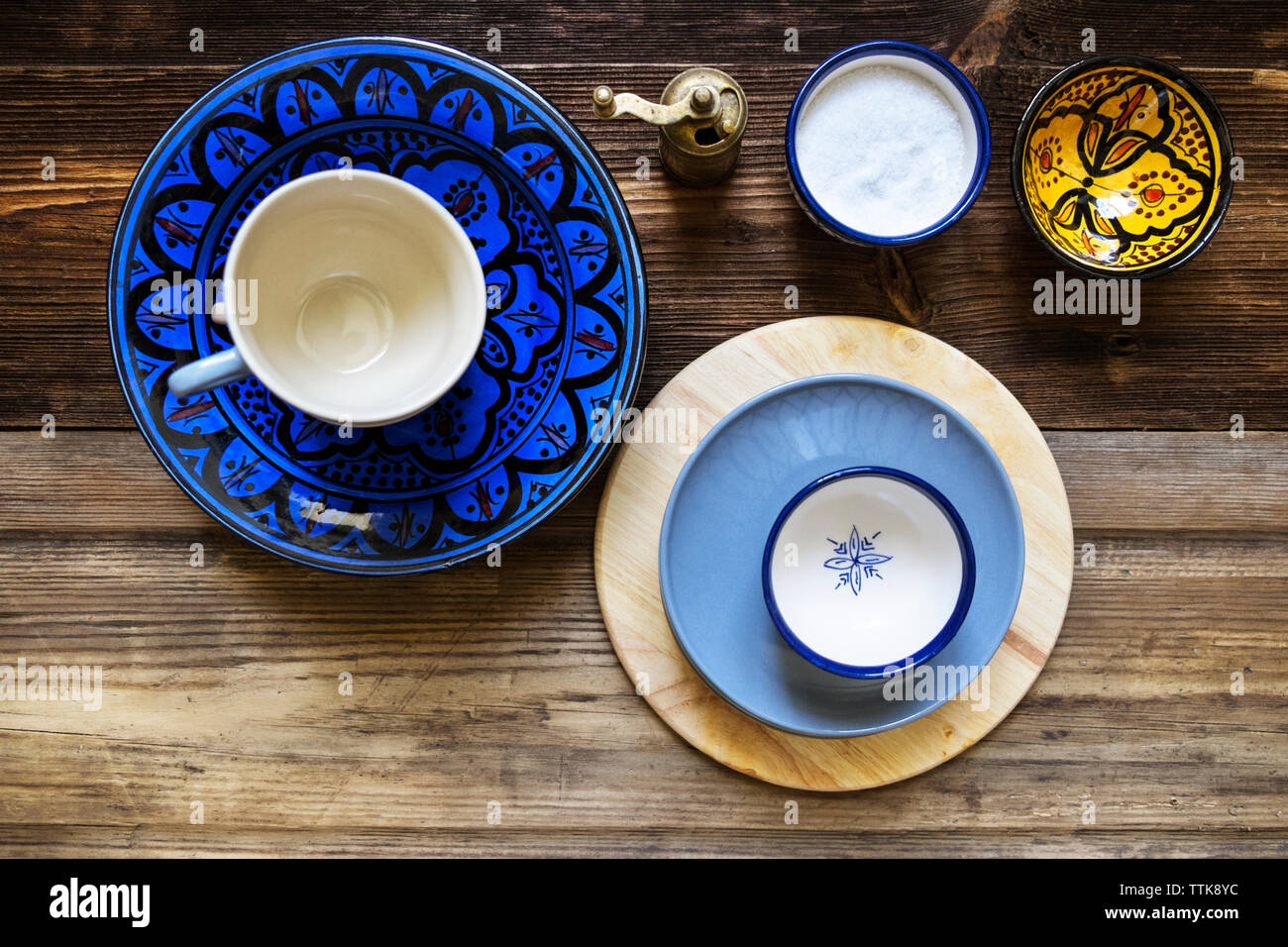 Overhead table empty hi-res stock photography and images - Alamy