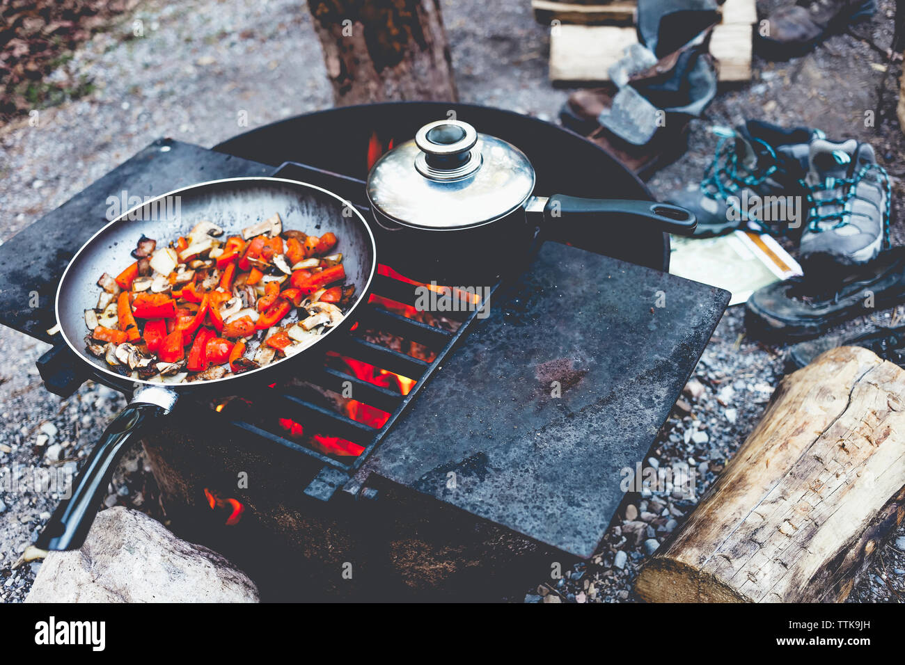 Pan on fire hi-res stock photography and images - Alamy