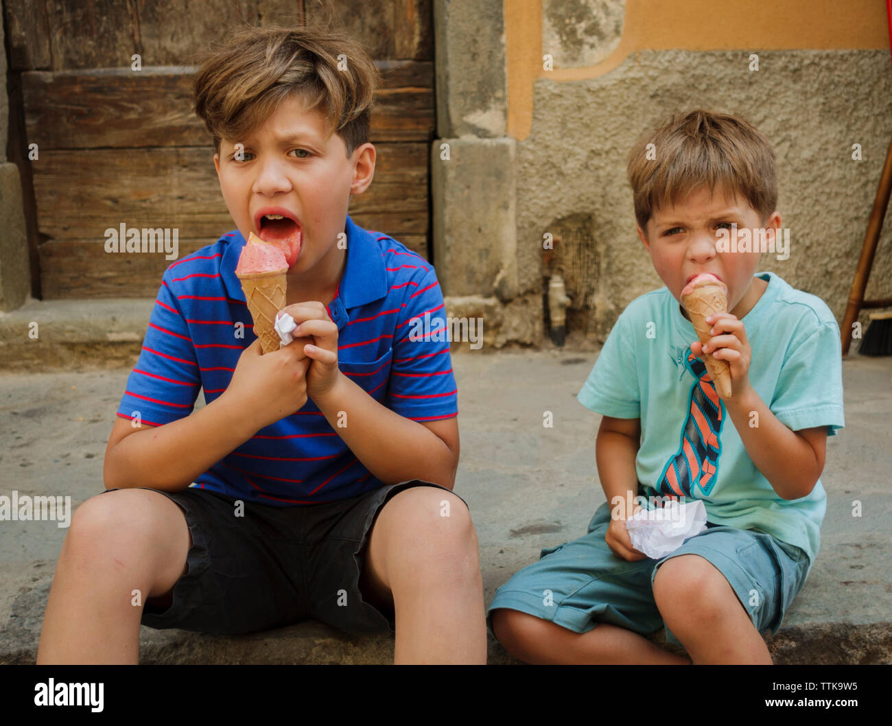 Brothers eating ice cream outdoors hi-res stock photography and images ...