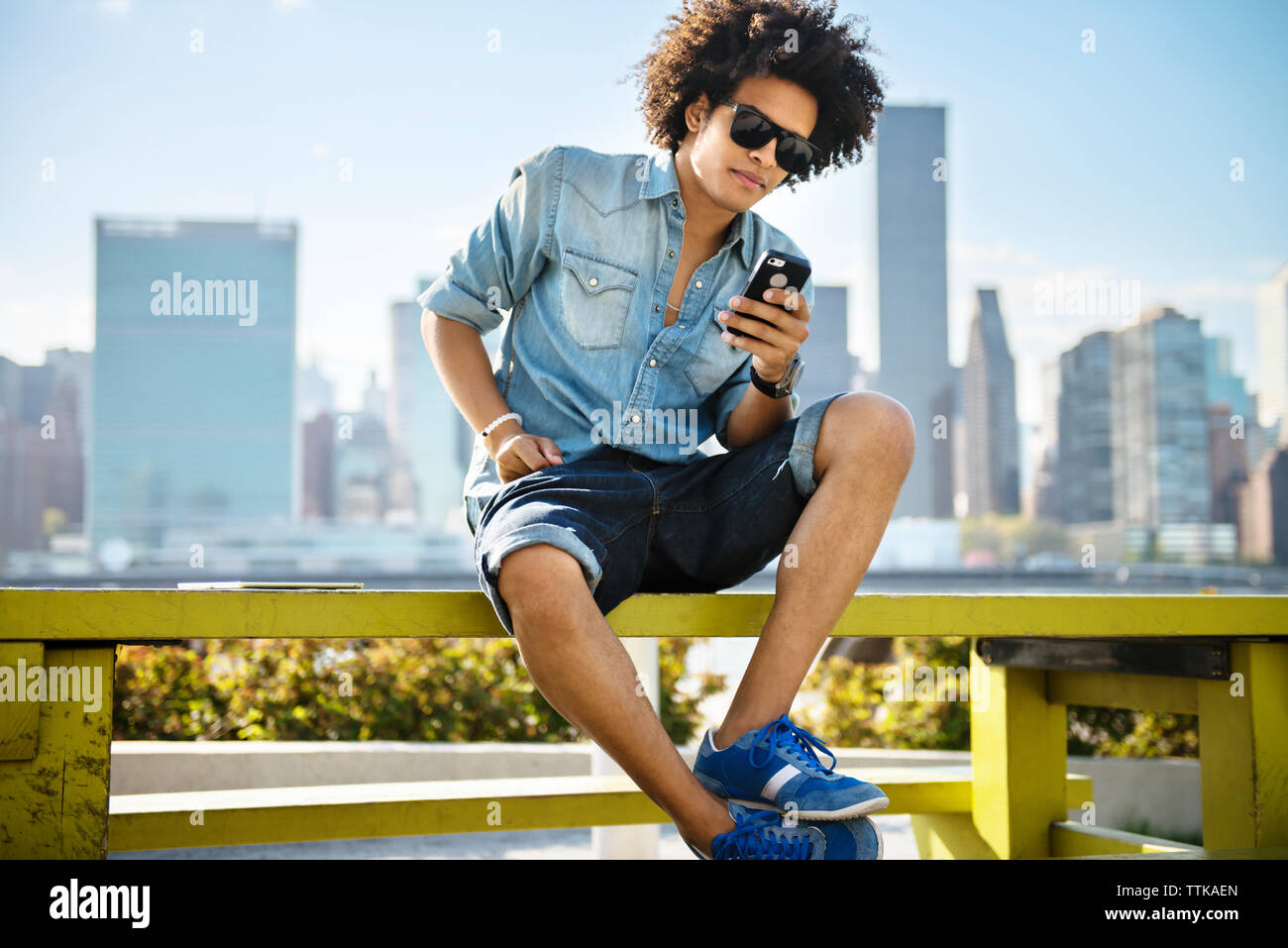 Man sitting on bench phone hi-res stock photography and images - Alamy