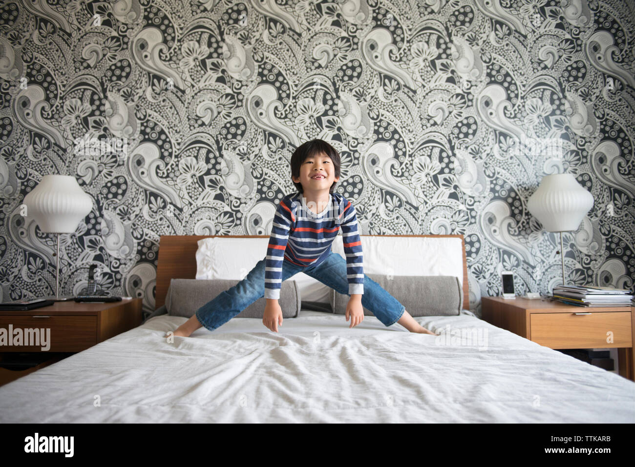 Legs apart hi-res stock photography and images - Alamy