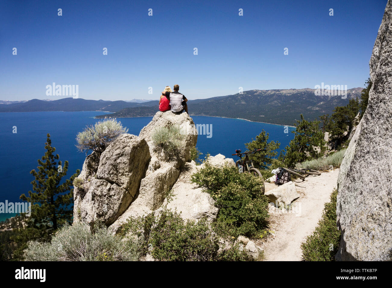 People sitting on cliff top hi-res stock photography and images - Alamy