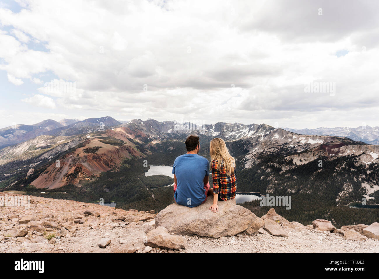 Couple landscape mountains hi-res stock photography and images - Alamy