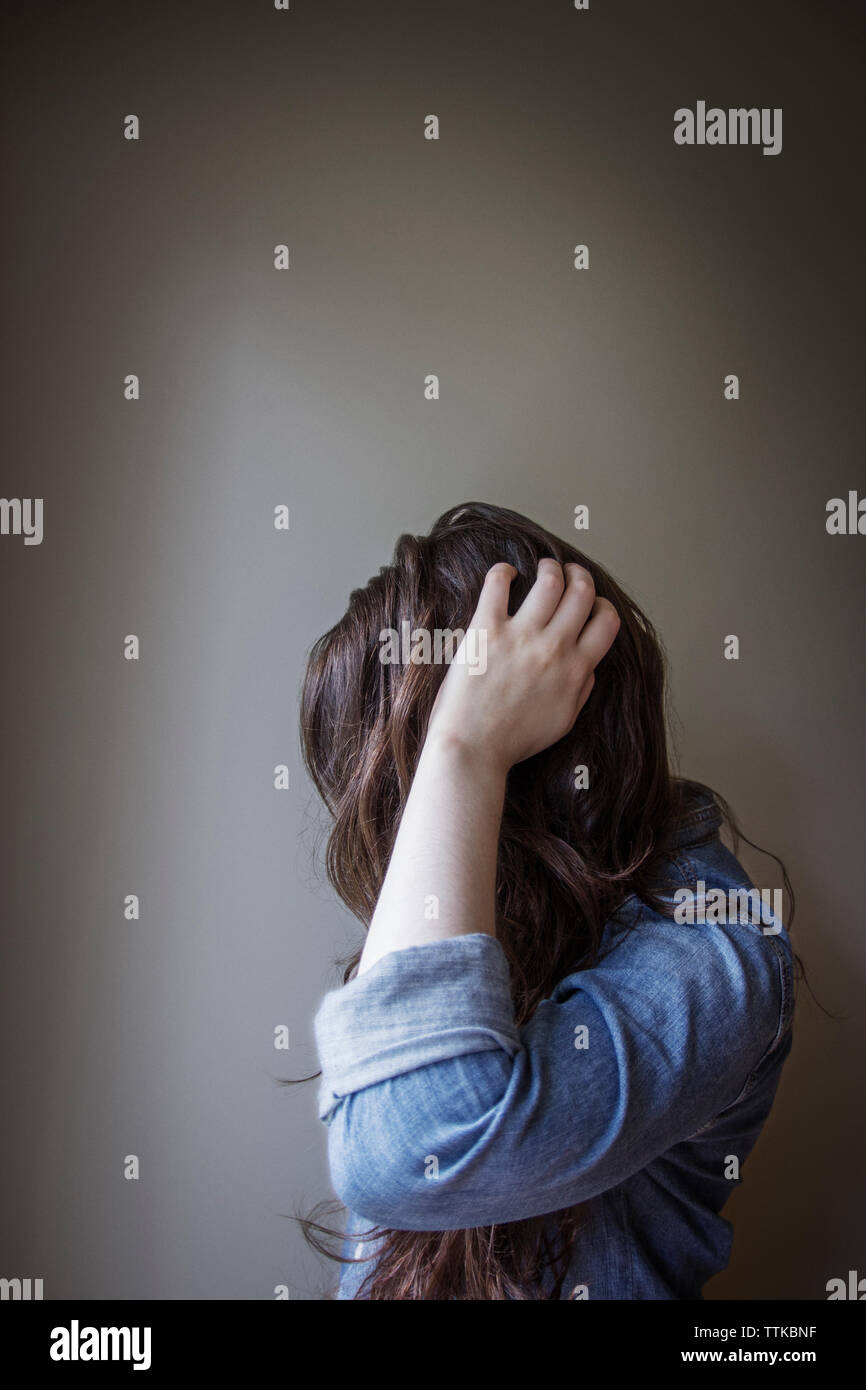 Hand against her head hi-res stock photography and images - Alamy