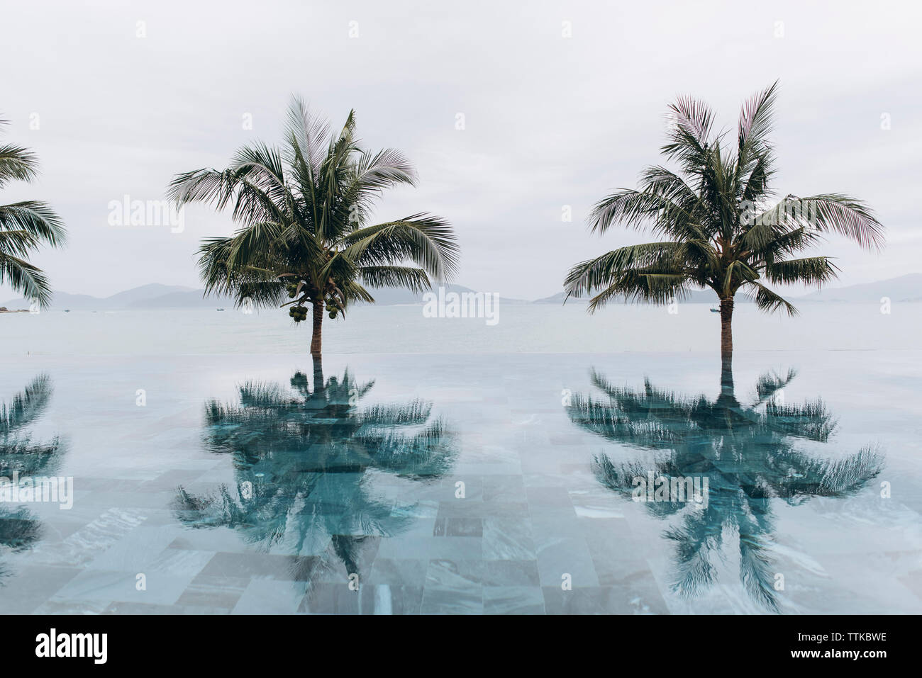 Infinity sky hi-res stock photography and images - Alamy