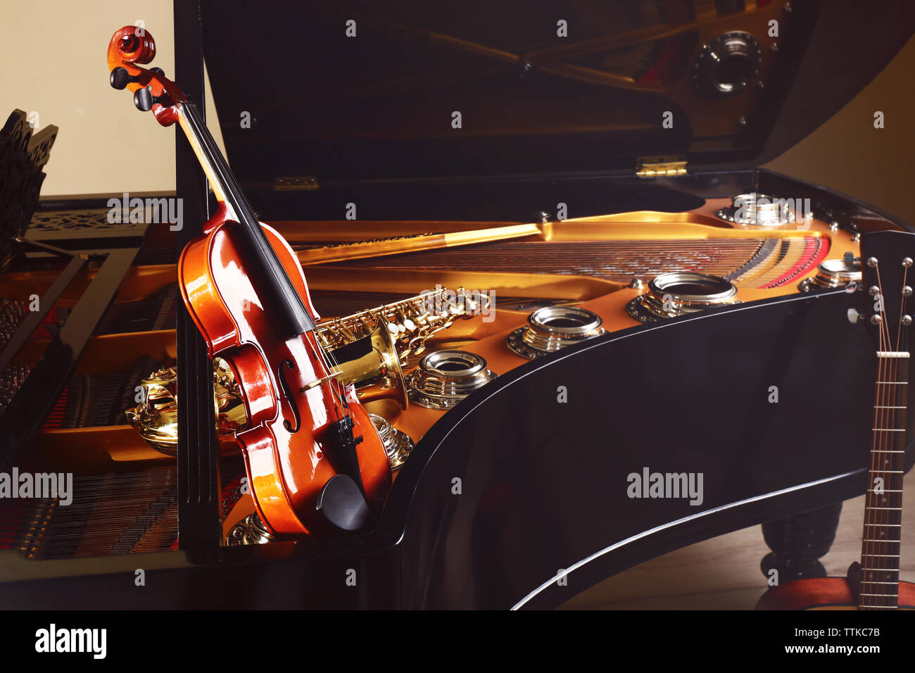 String wind instruments hi-res stock photography and images - Alamy