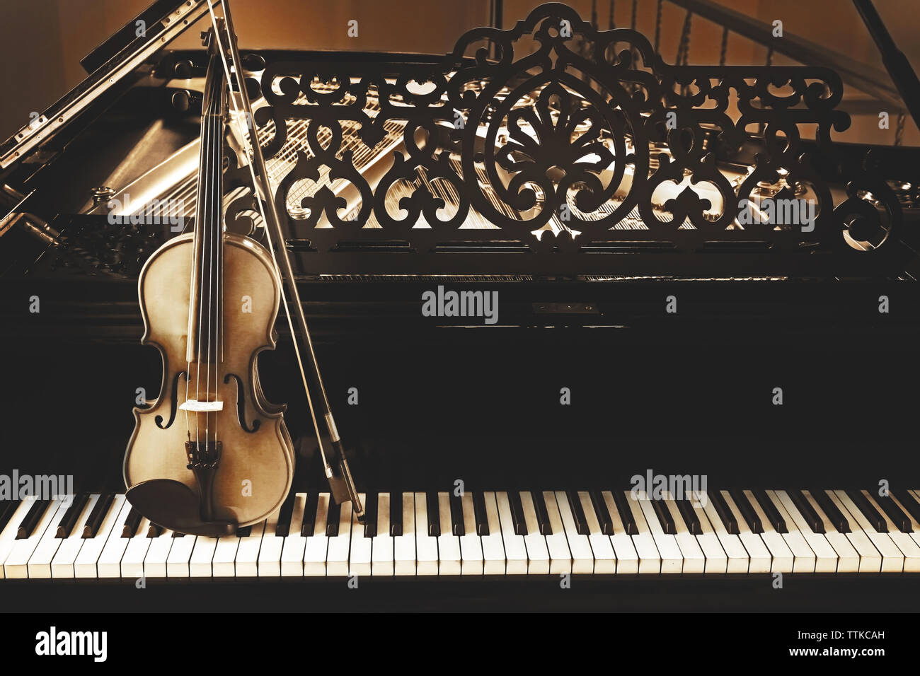 Violin on piano keys, close up Stock Photo - Alamy