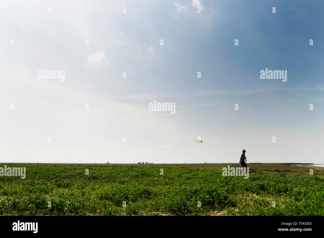 Flying disc hi-res stock photography and images - Alamy