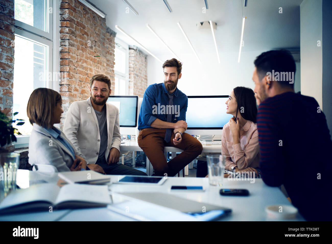 People sitting discussion tables hi-res stock photography and images ...