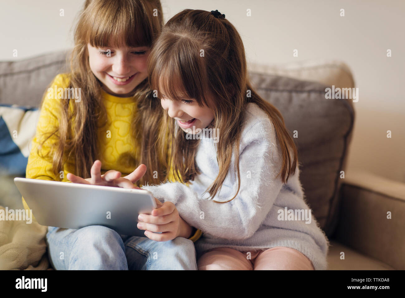 Sisters looking hi-res stock photography and images - Alamy