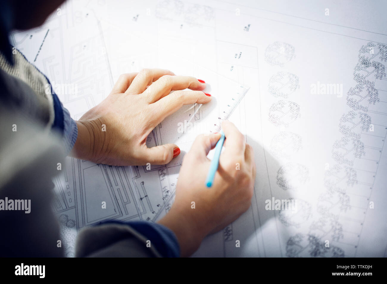 Female architect drawing hi-res stock photography and images - Alamy