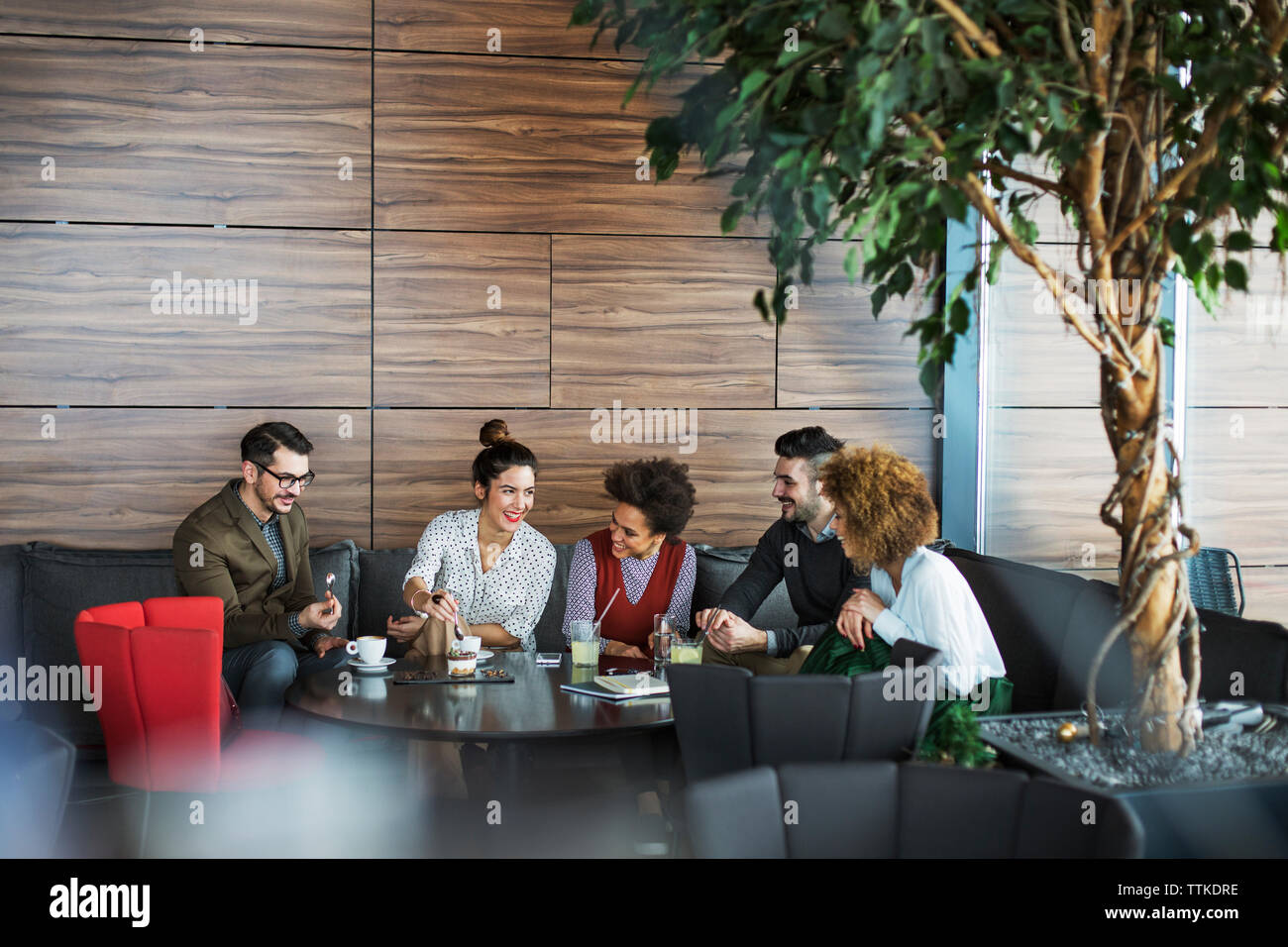 Business people discussion communication hi-res stock photography and ...