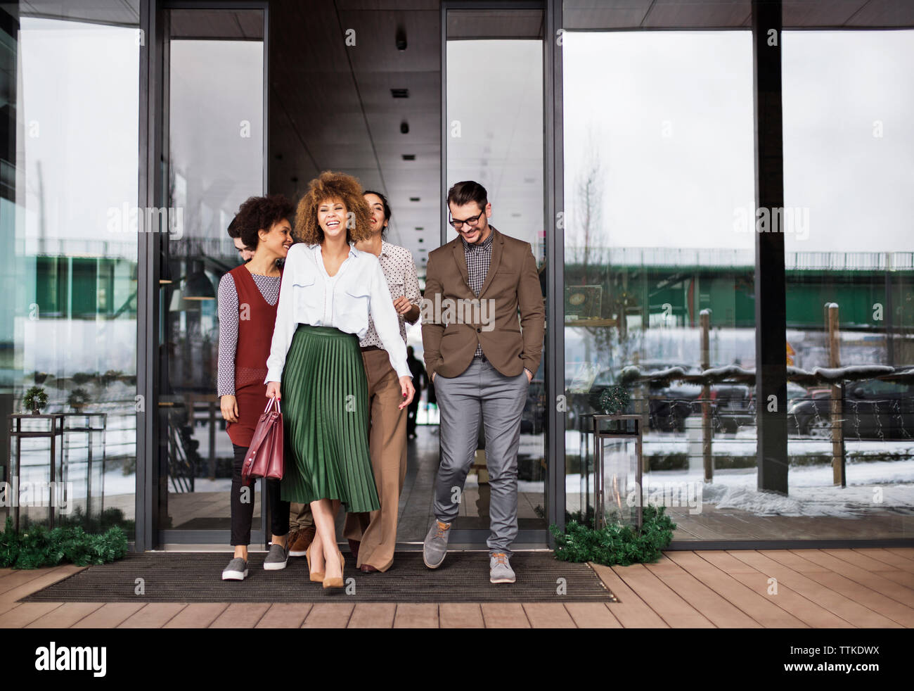 People leaving hi-res stock photography and images - Alamy