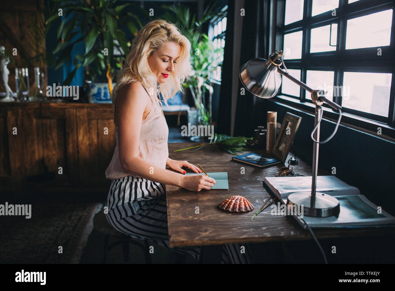 Table side view hi-res stock photography and images - Alamy