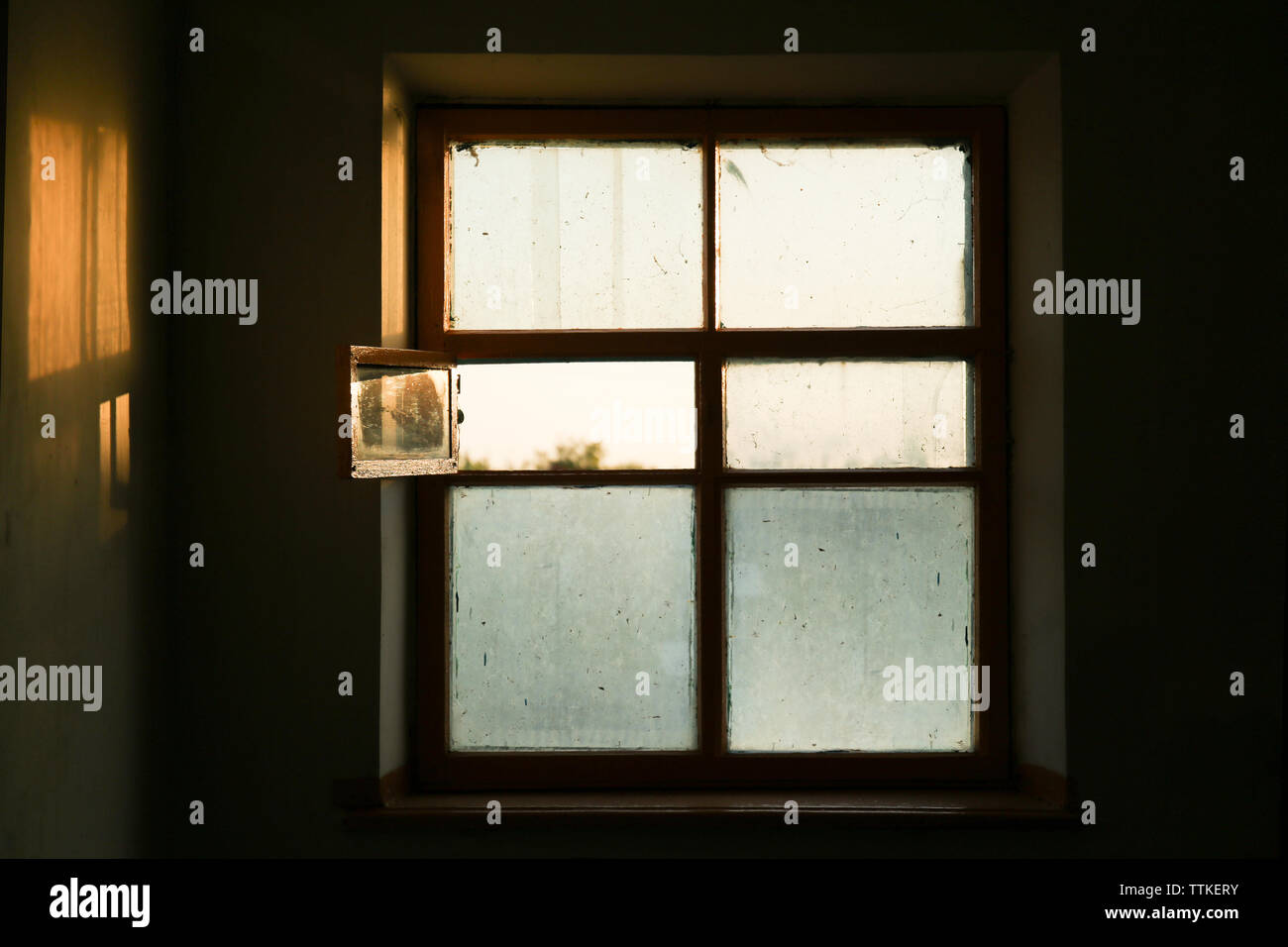 Old window in empty room Stock Photo - Alamy
