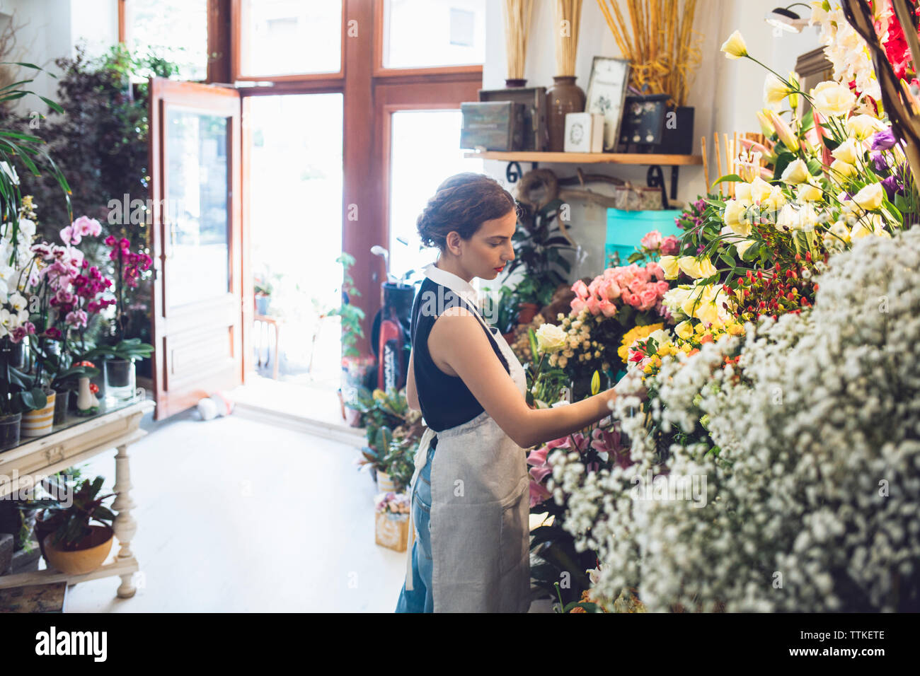 Young owner woman flower store hi-res stock photography and images - Alamy