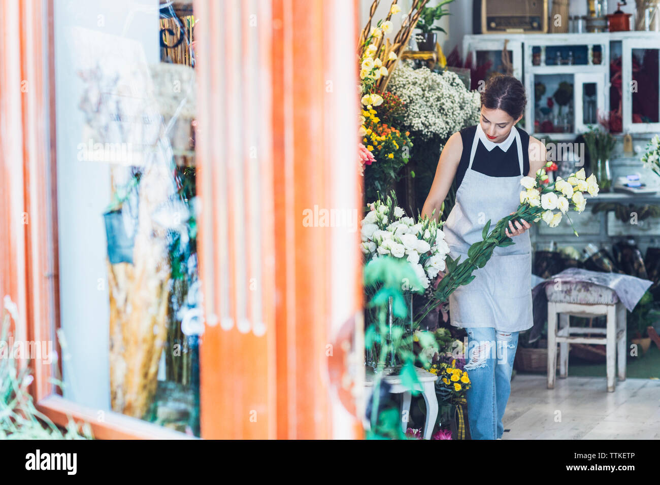 Bunch of fresh roses at flower shop hi-res stock photography and images ...