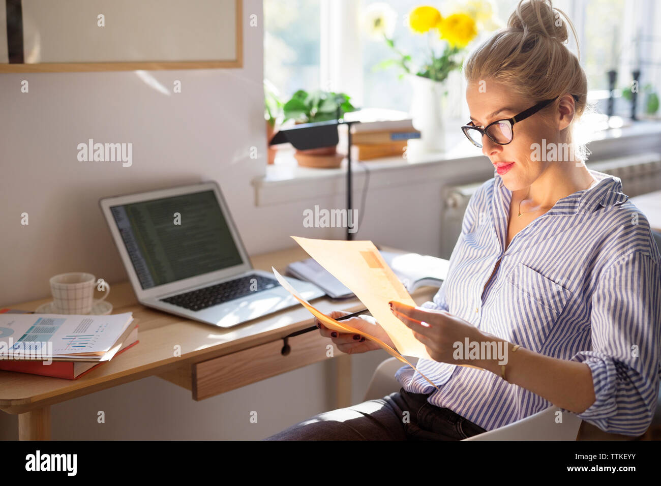 Person sitting reading paper hi-res stock photography and images - Alamy
