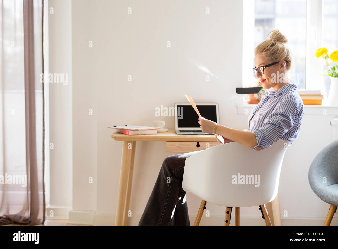 Paper chair hi-res stock photography and images - Alamy