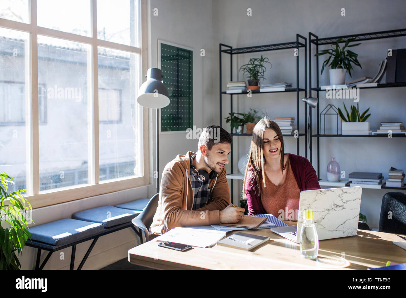 Computer table classroom hi-res stock photography and images - Alamy
