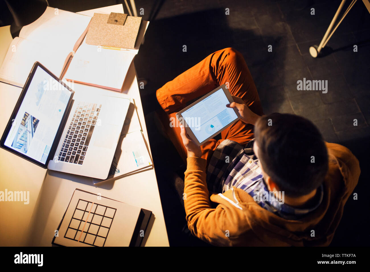 Reading laptop computer screen hi-res stock photography and images - Alamy