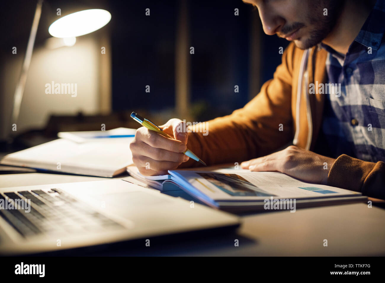 Studying library hi-res stock photography and images - Alamy