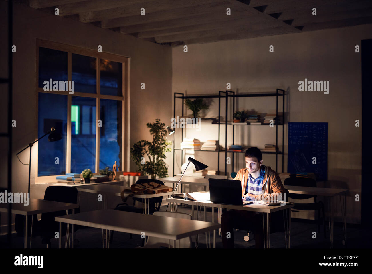 Student in library night hi-res stock photography and images - Alamy