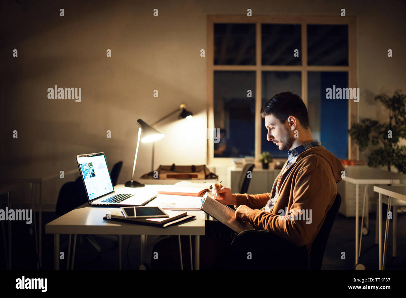 Old library window student hi-res stock photography and images - Alamy
