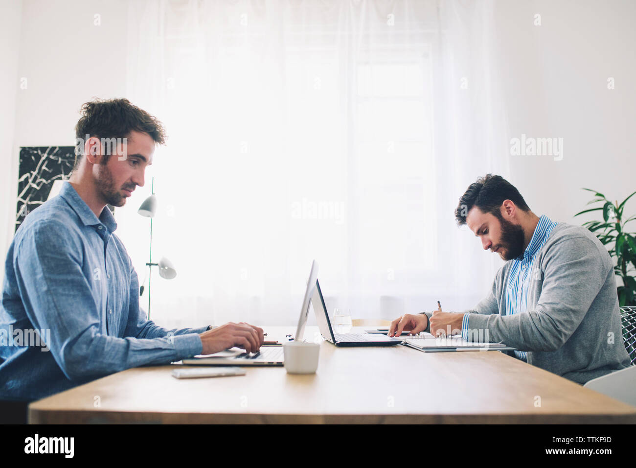 Two businessmen at table hi-res stock photography and images - Alamy