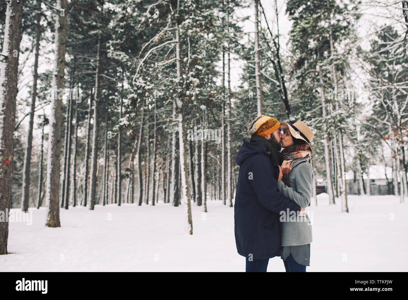 Couple kissing in snow hi-res stock photography and images - Alamy
