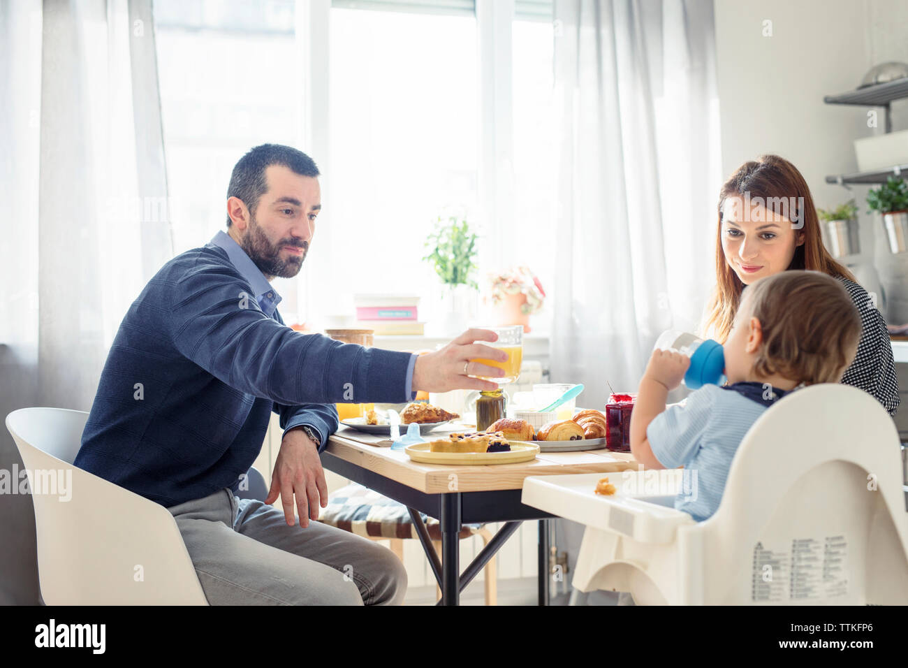 Table of offering hi-res stock photography and images - Alamy