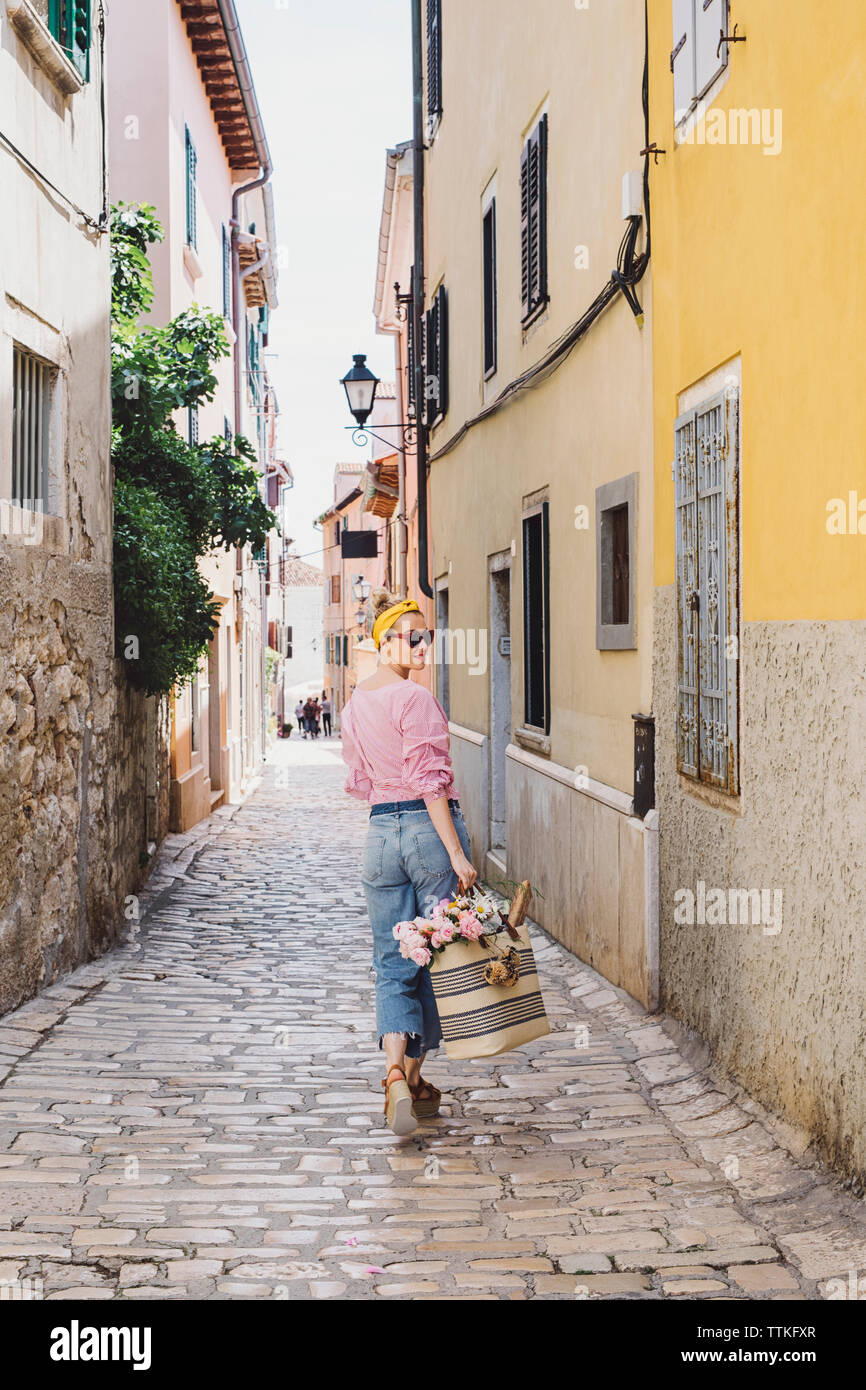 Woman walking looking behind hi-res stock photography and images - Alamy