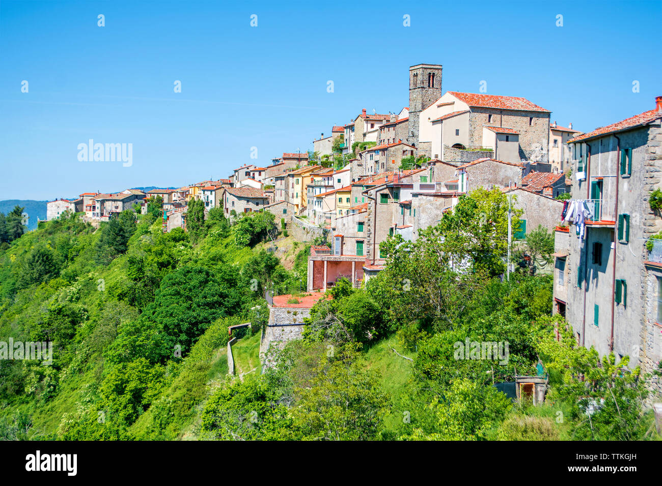 Italy hillside village hi-res stock photography and images - Alamy