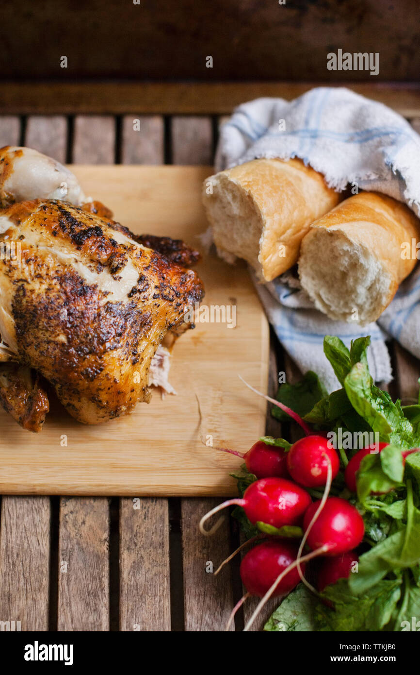 Wooden table roasted chicken hi-res stock photography and images - Alamy