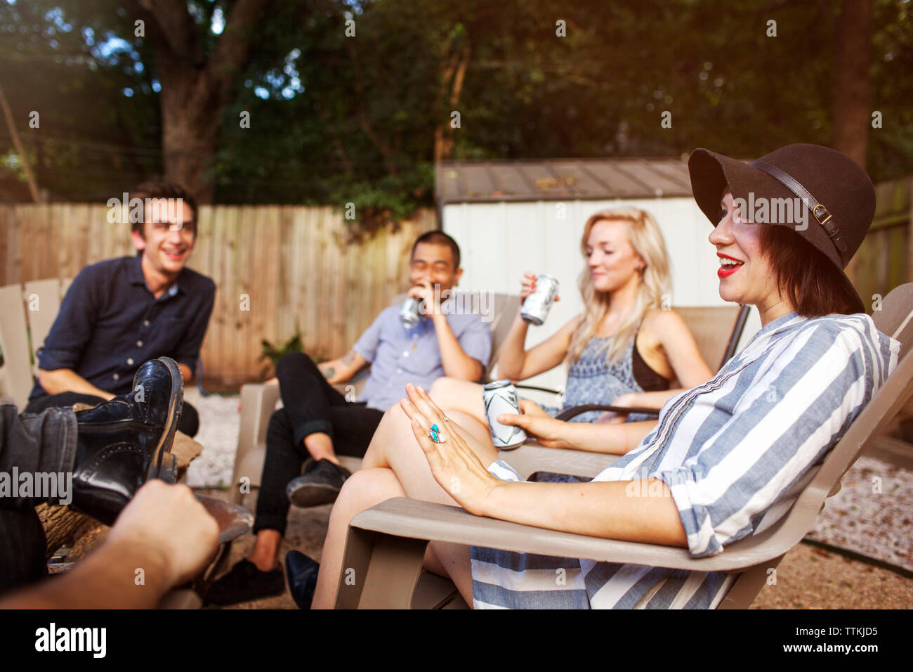 Four people sitting on chairs hi-res stock photography and images - Alamy
