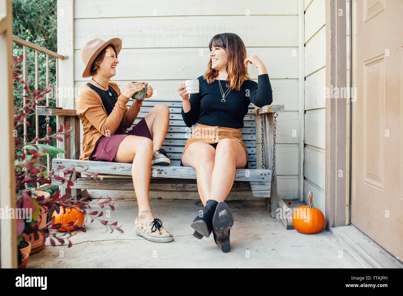 Front porch bench hi-res stock photography and images - Alamy