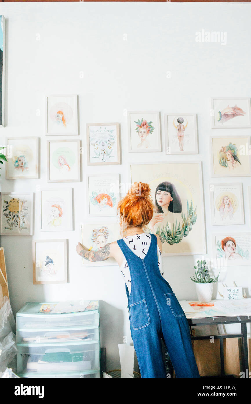 Hanging paintings hanging hi-res stock photography and images - Alamy