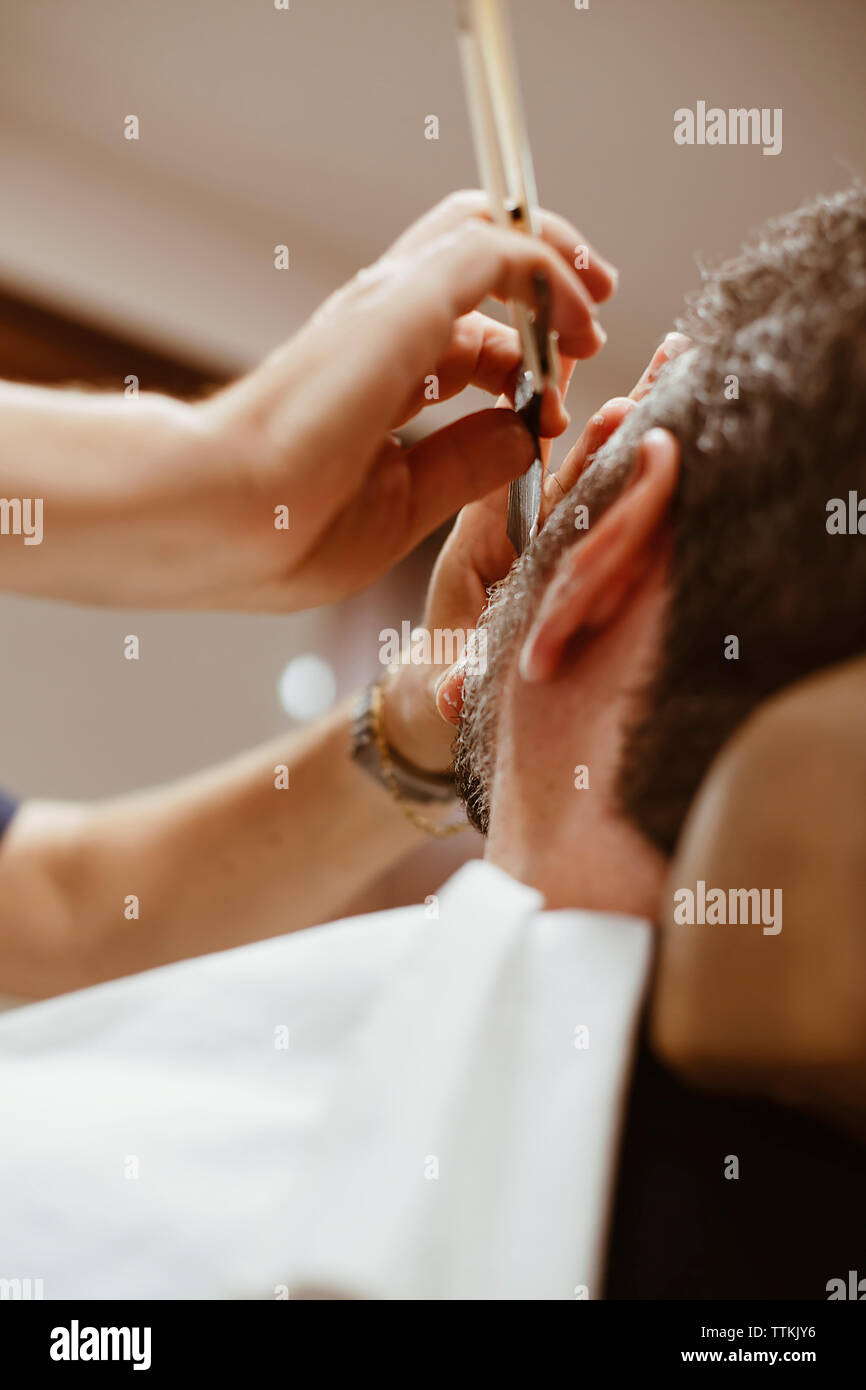 Barber hands hi-res stock photography and images - Alamy