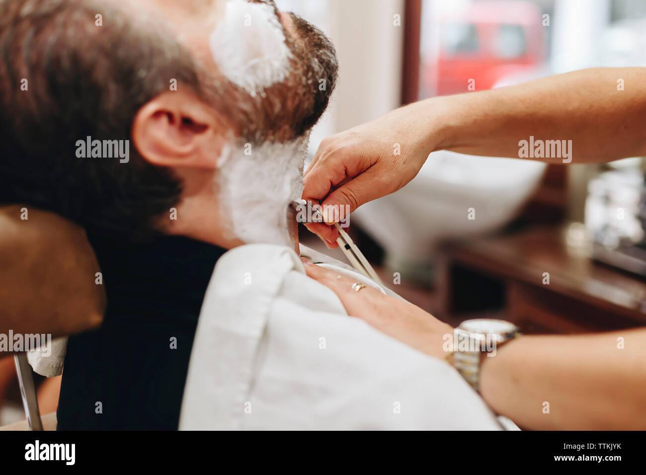 Barber hands hi-res stock photography and images - Alamy