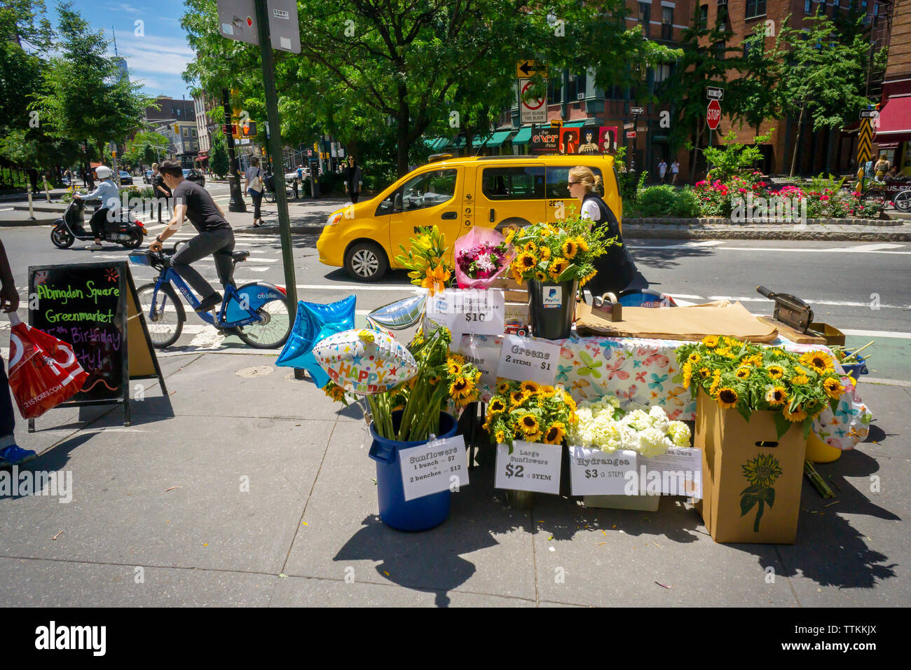 Colorful bouquets farmers market hi-res stock photography and images ...