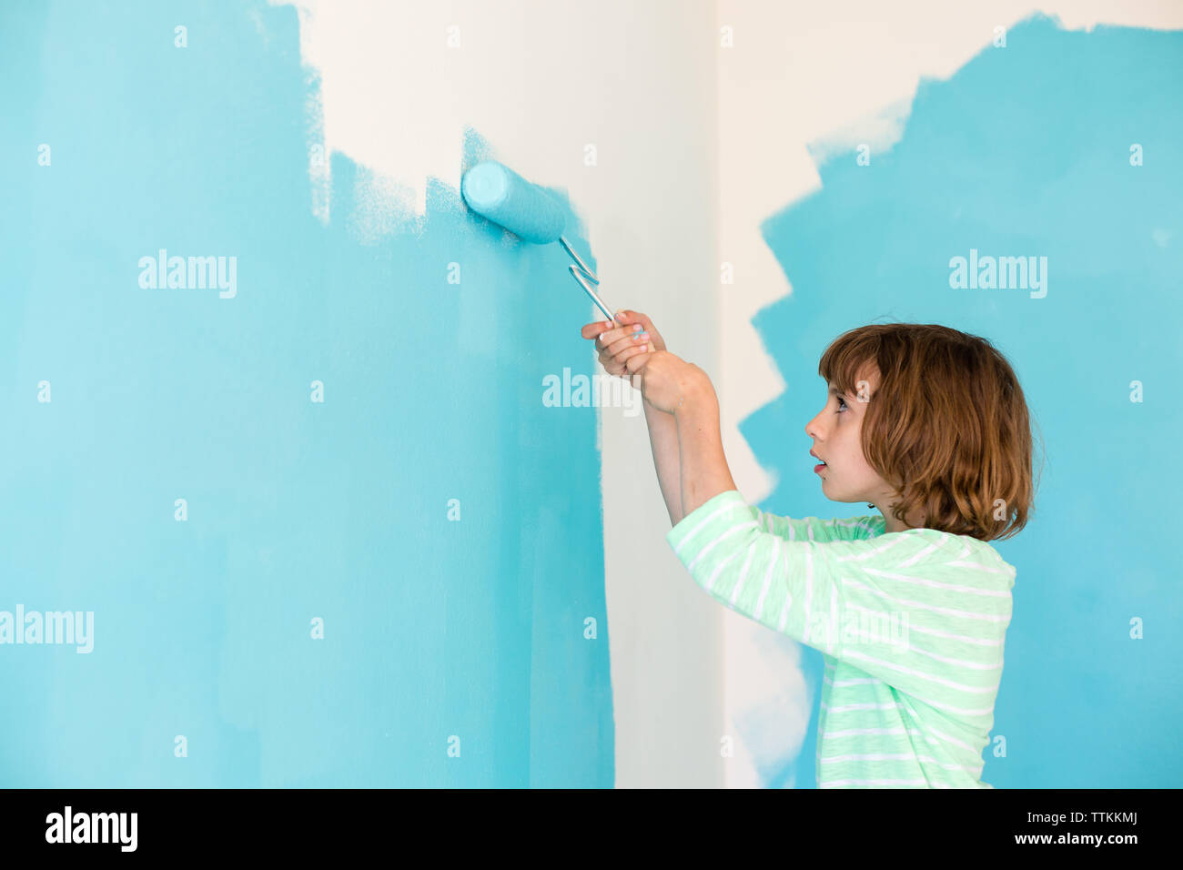 Person painting wall room hi-res stock photography and images - Alamy