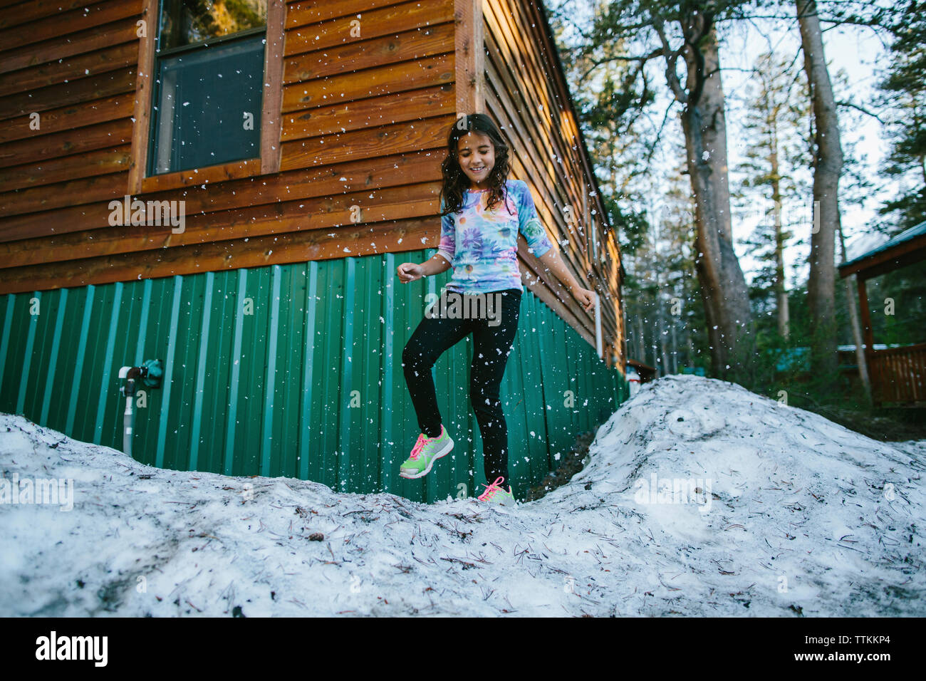Log cabin girl hi-res stock photography and images - Alamy
