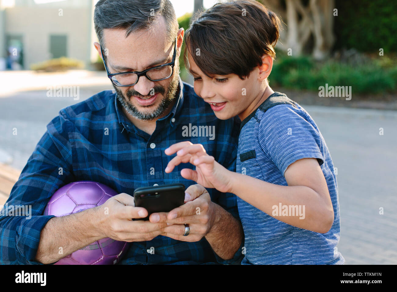 Father son mobile phone hi-res stock photography and images - Alamy