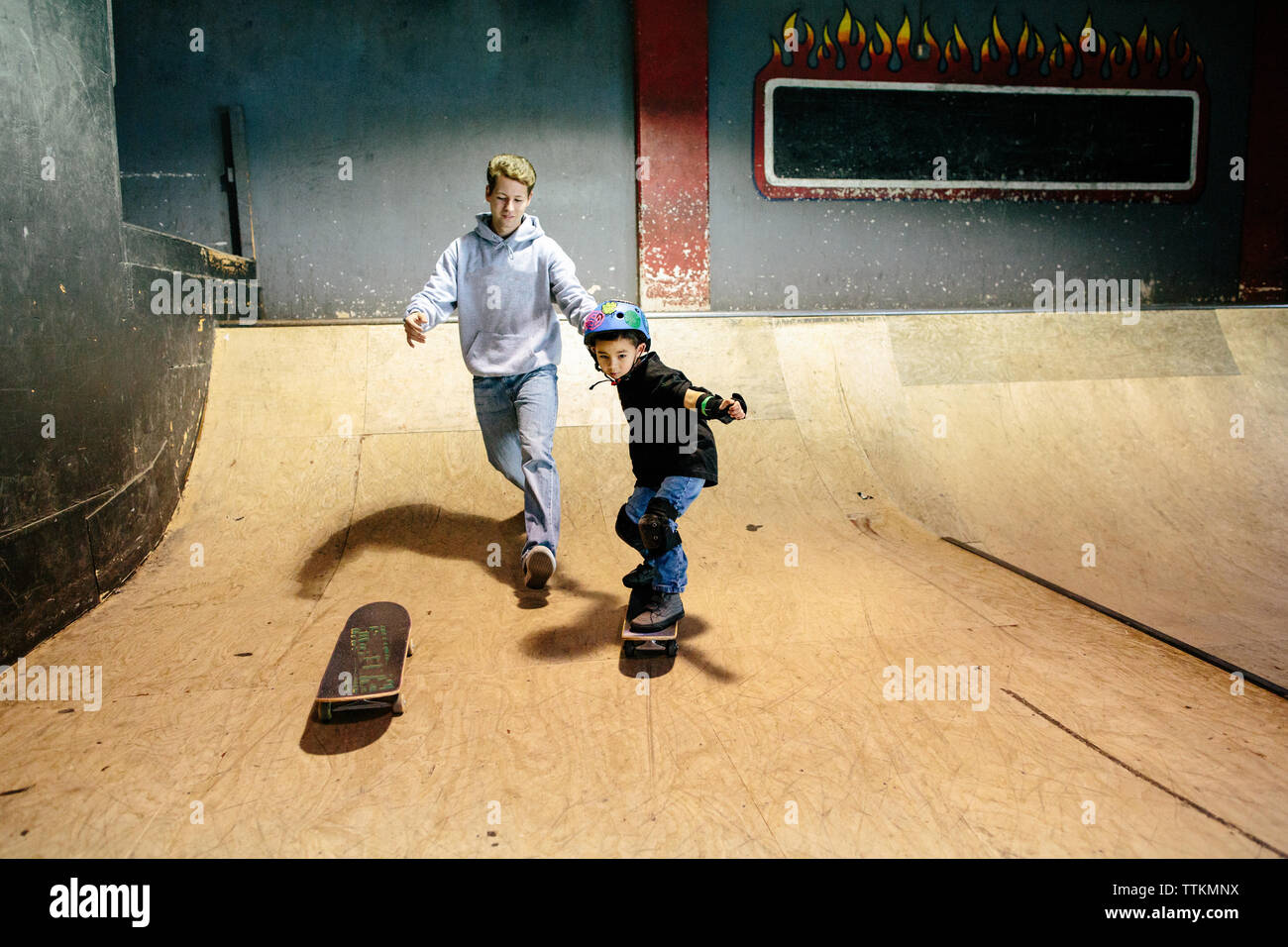 Boy skateboard down ramp hi-res stock photography and images - Alamy