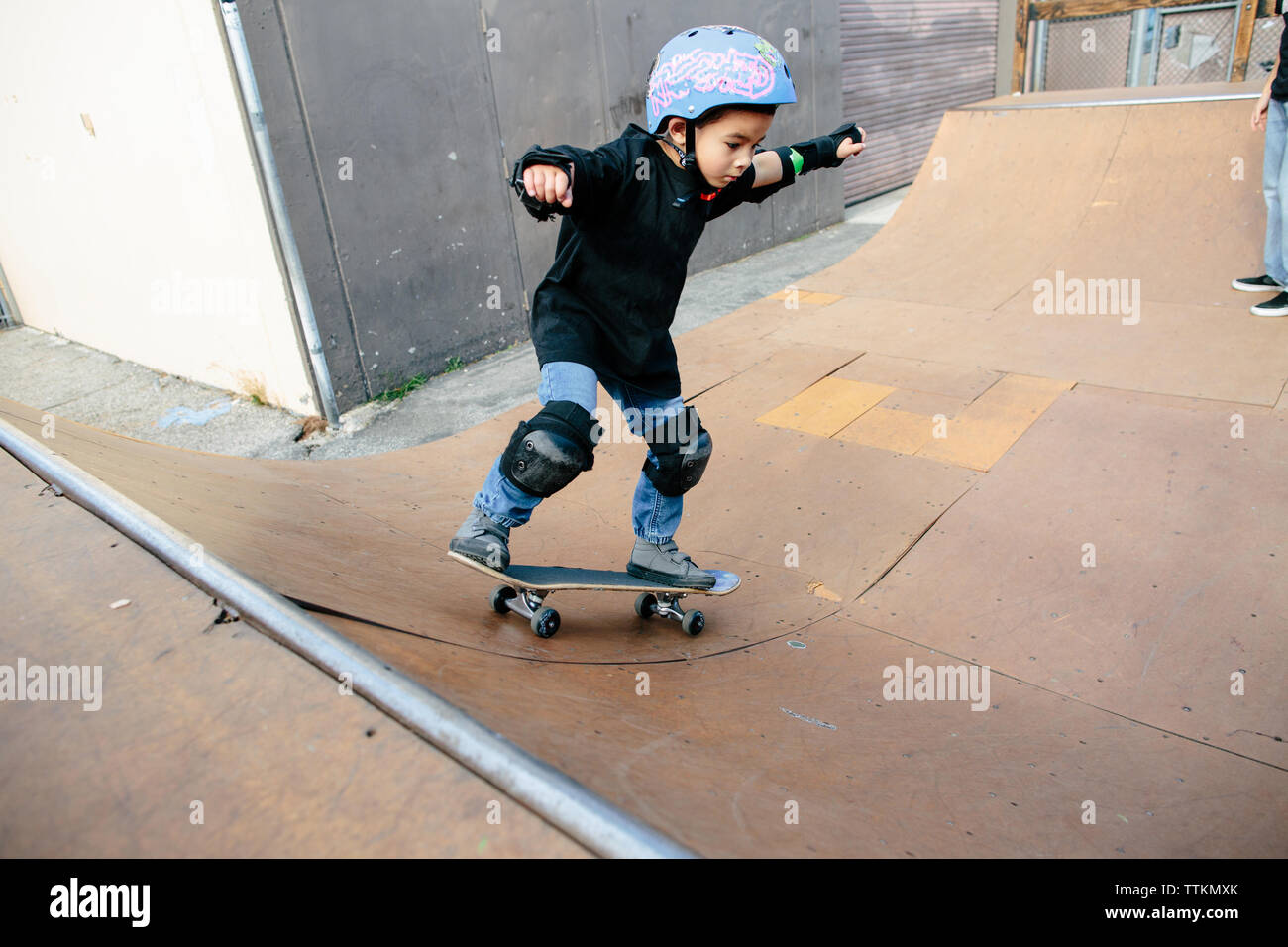 Boy skating at skatepark hi-res stock photography and images - Alamy